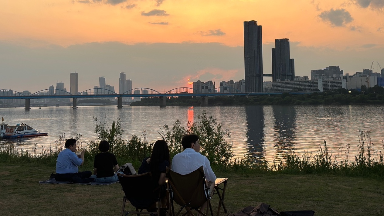 문토 모임 넌🫵 몸만 오면 돼‼️ 저녁 한강🌉🎇에서 피크닉하자 더 여름🥵되기 전에 힐링하자요 ️5회차