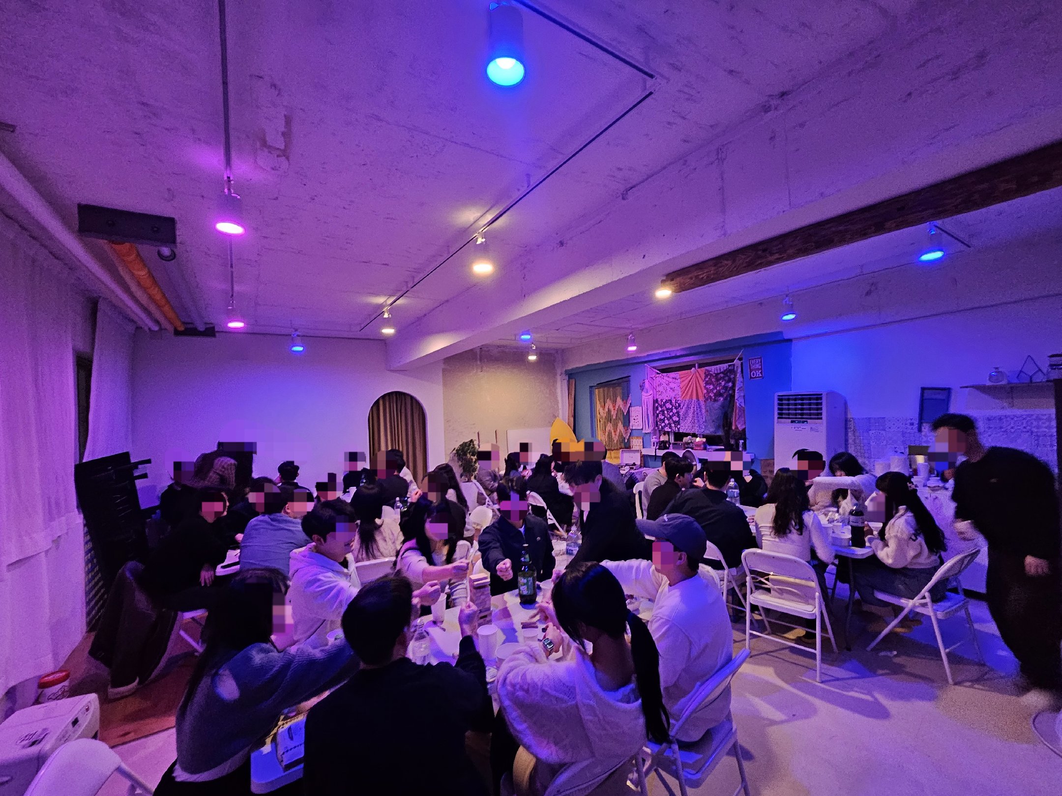 문토 모임 마감 이 가격에 파티축구까지 11 룩끼룩끼 축구소셜링🙂 ㅎㅎ대형스크린 40명 수용파티룸 무려4시간제공 홍대입구역 도보7분